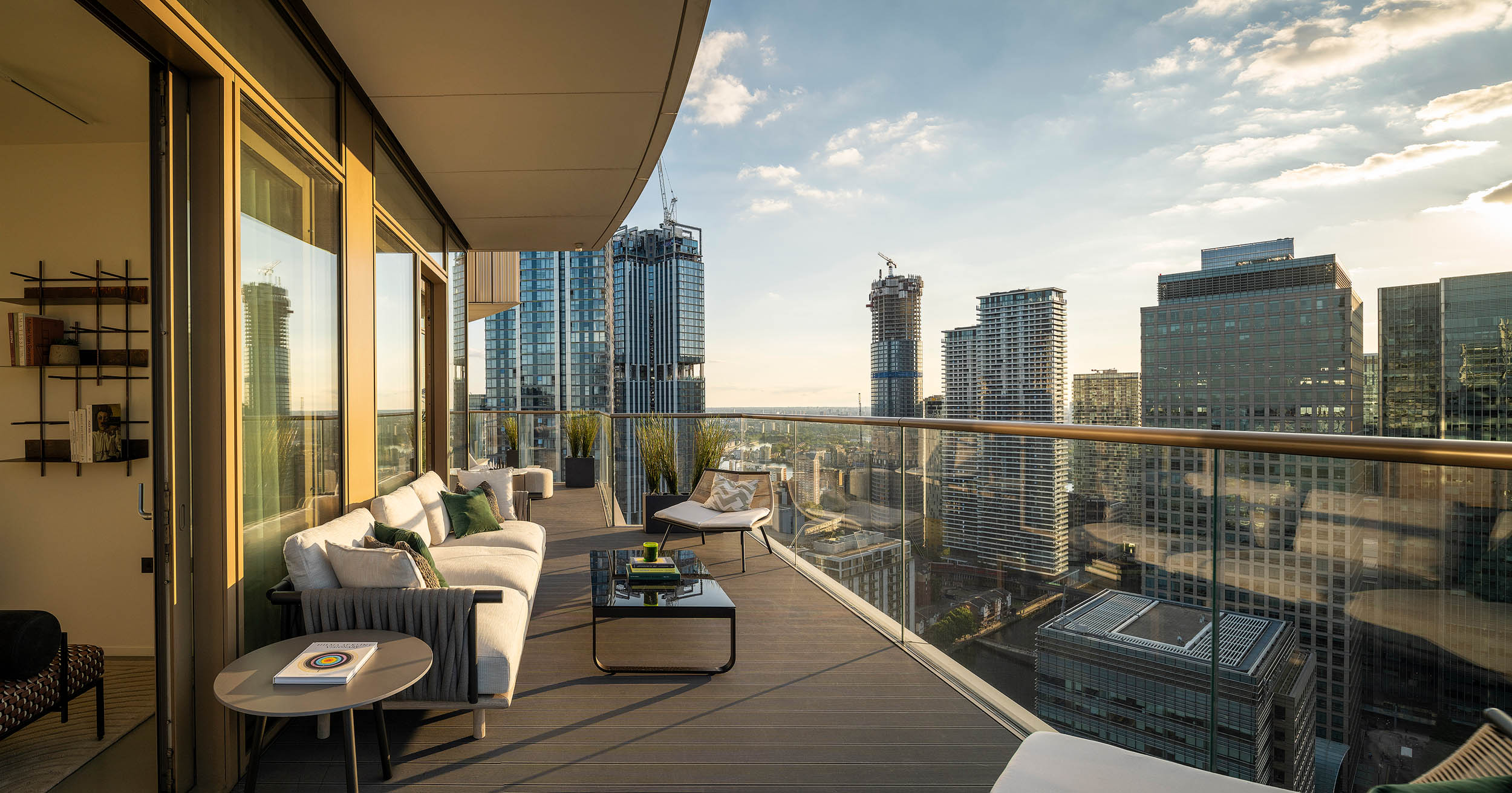 balcony_terrace_penthouse_view_of_canary_wharf_city_london_modern ...